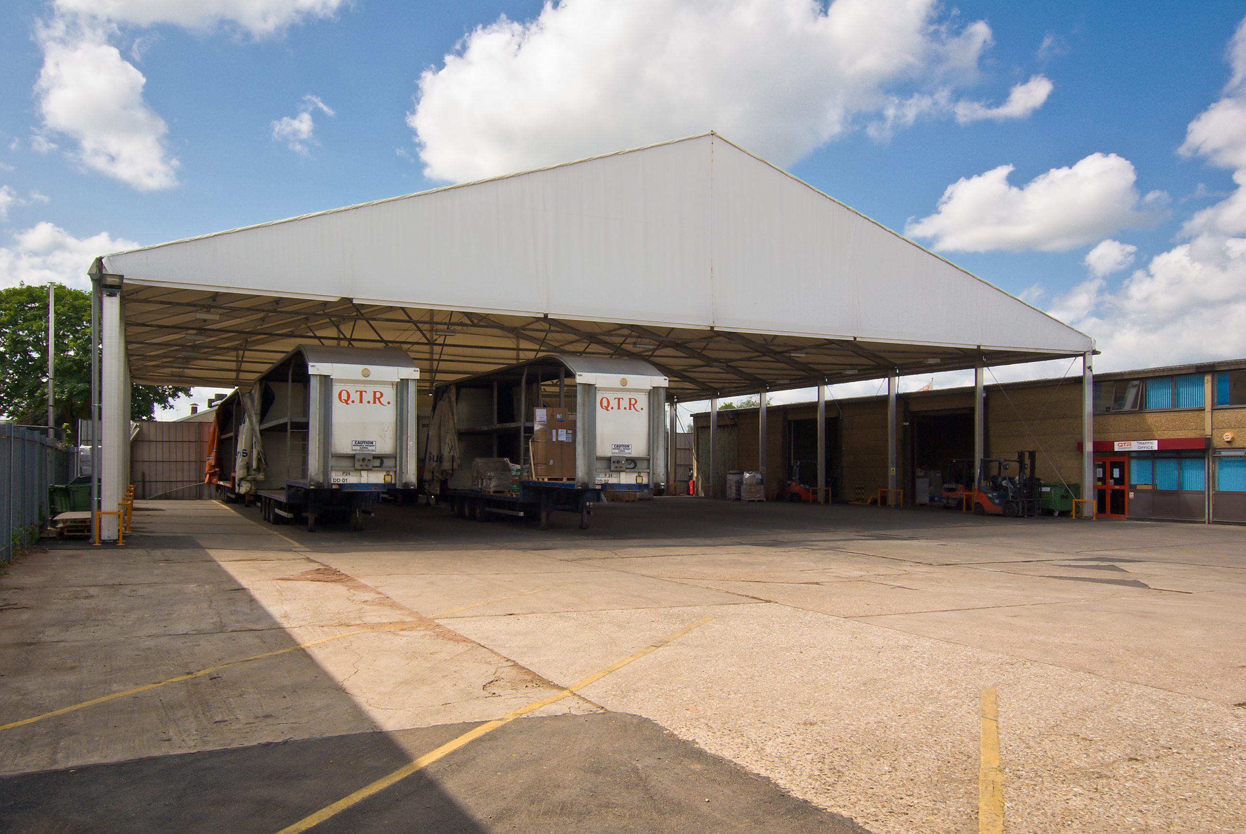 Auvent de chargement pour le maintien au sec des marchandises - HTS ...